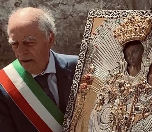Frignano, Santarpia se ne frega dei giudici e non molla la fascia ...